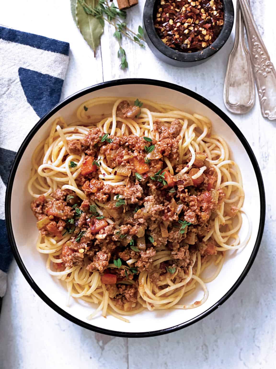 Greek Spaghetti With Meat Sauce - Makaronia me Kima - The Greek Foodie